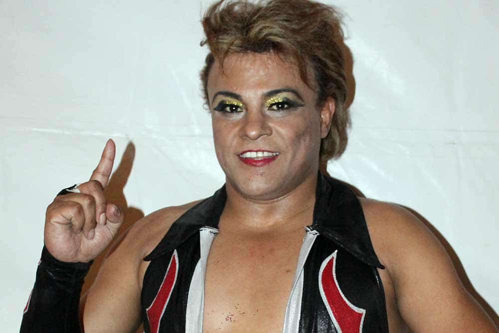 Luchador Cassandro es operado por coagulo en el cerebro - La Noticia