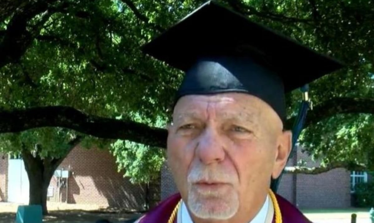 Señor de 67 años termina la universidad 44 años después de abandonarla