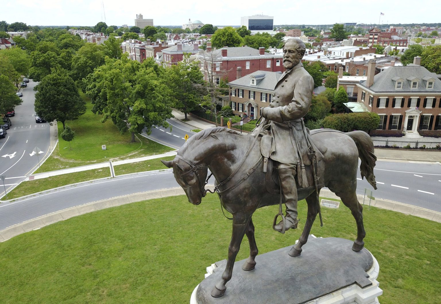 Fue retirada la estatua del general Robert E. Lee en Virginia - La Noticia
