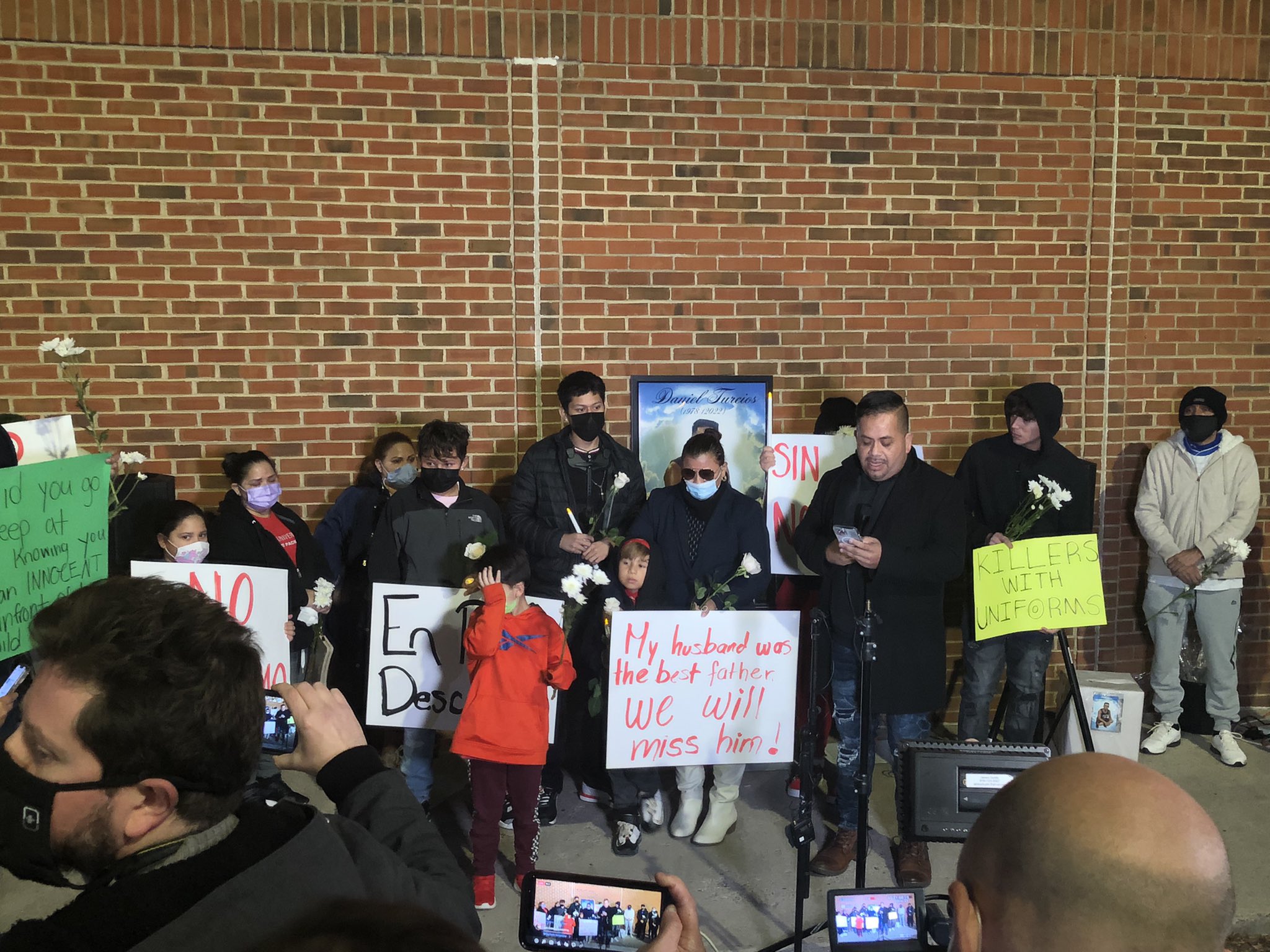 Familia de latino asesinado por policía exige justicia: "Estamos ...