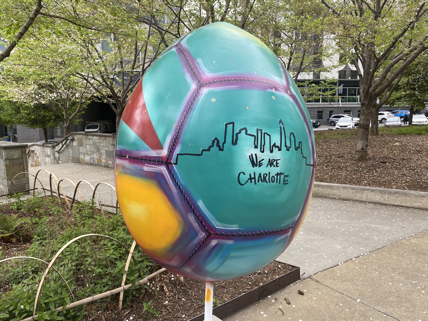 Latinos exhiben arte con huevos de pascua en Romare Bearden Park - La ...
