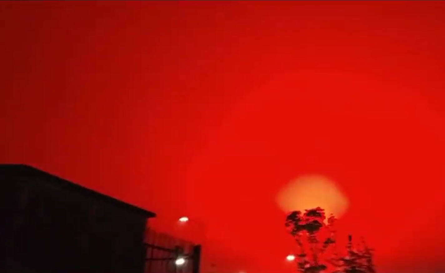 ¡Aterrador! cielo de China se tiñe de rojo intenso - La Noticia