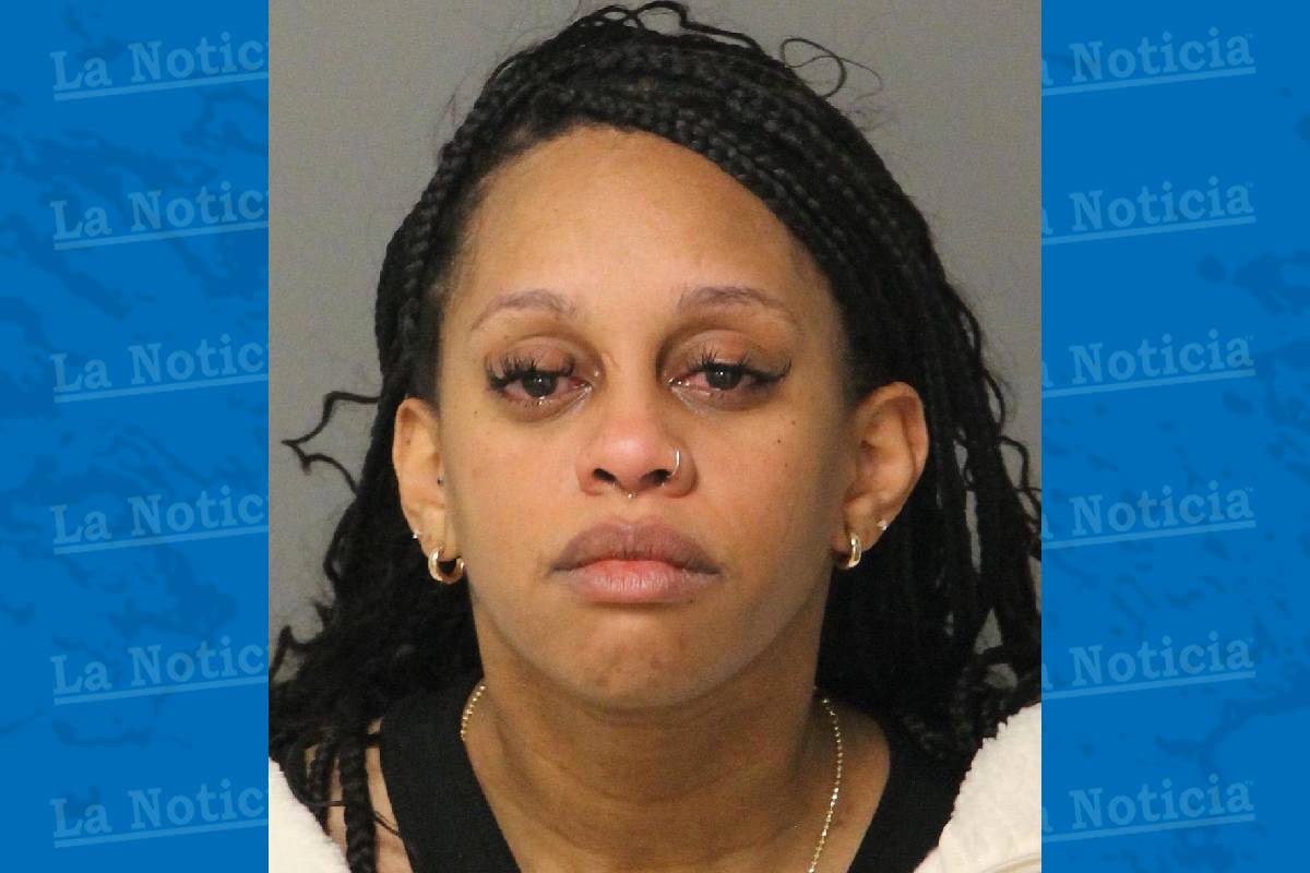 Mujer arrestada en aeropuerto de Raleigh por rodar en el suelo y decir ...
