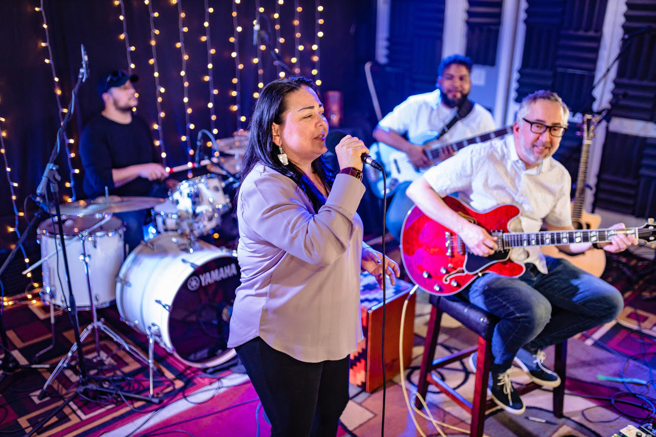 Café Amaretto: una banda busca conectar a los latinos