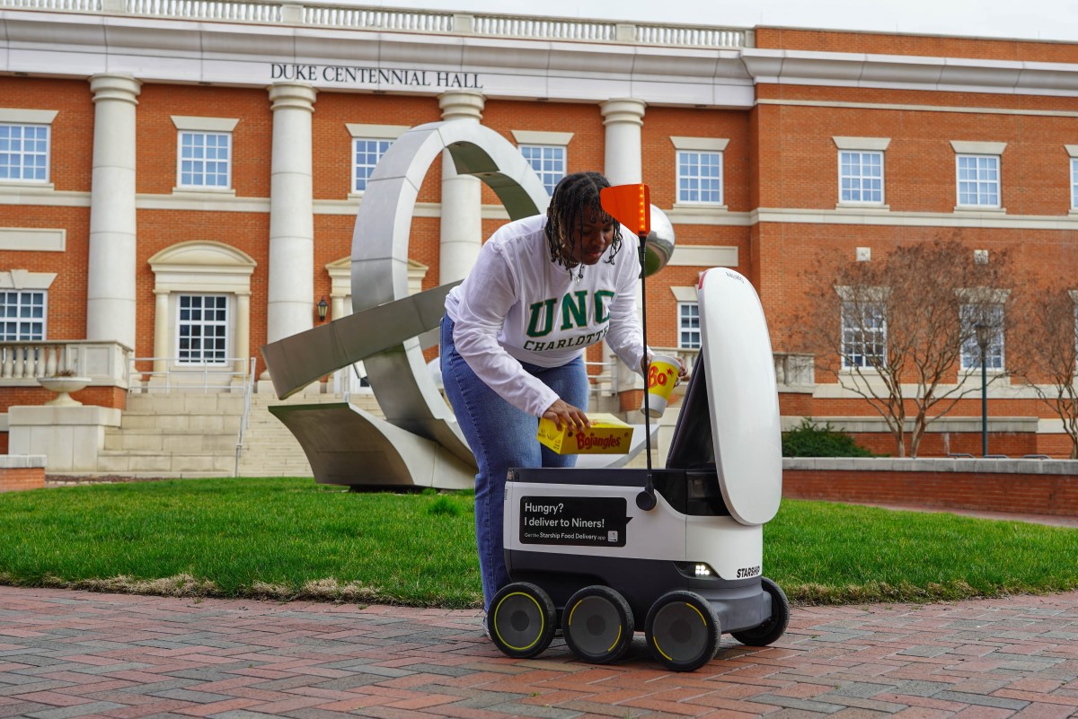 Robots de entrega de alimentos llegan a UNC Charlotte