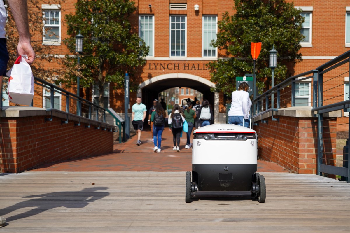 Robots de entrega de alimentos llegan a UNC Charlotte
