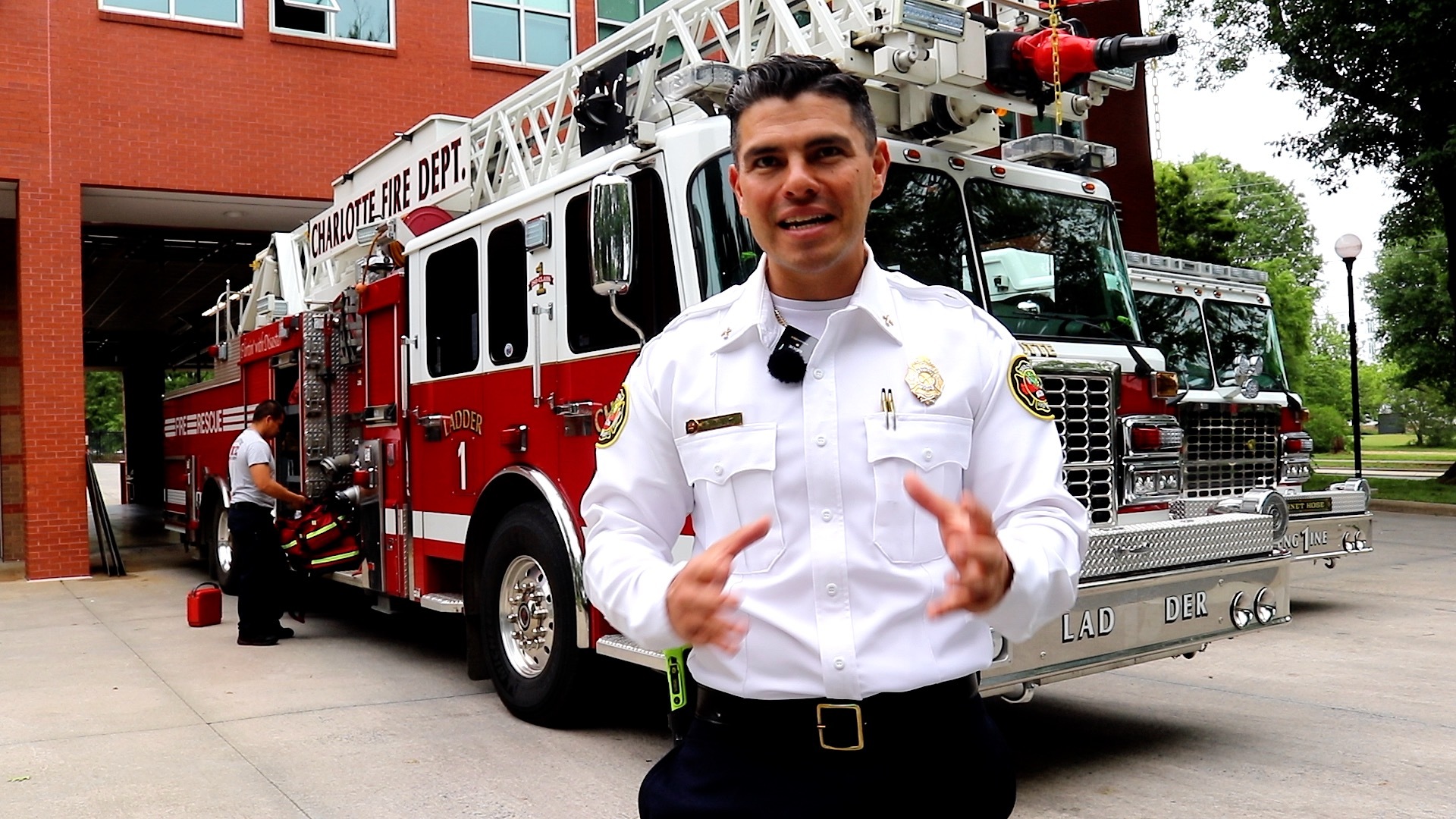 Así es la vida de un bombero latino en Charlotte