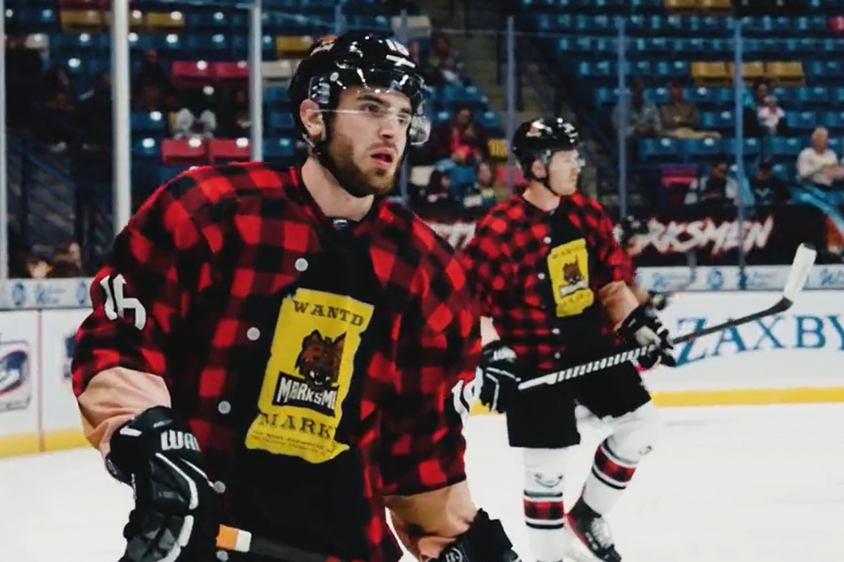 Los Fayetteville Marksmen hacen jersey en homenaje a luchador Mick ...