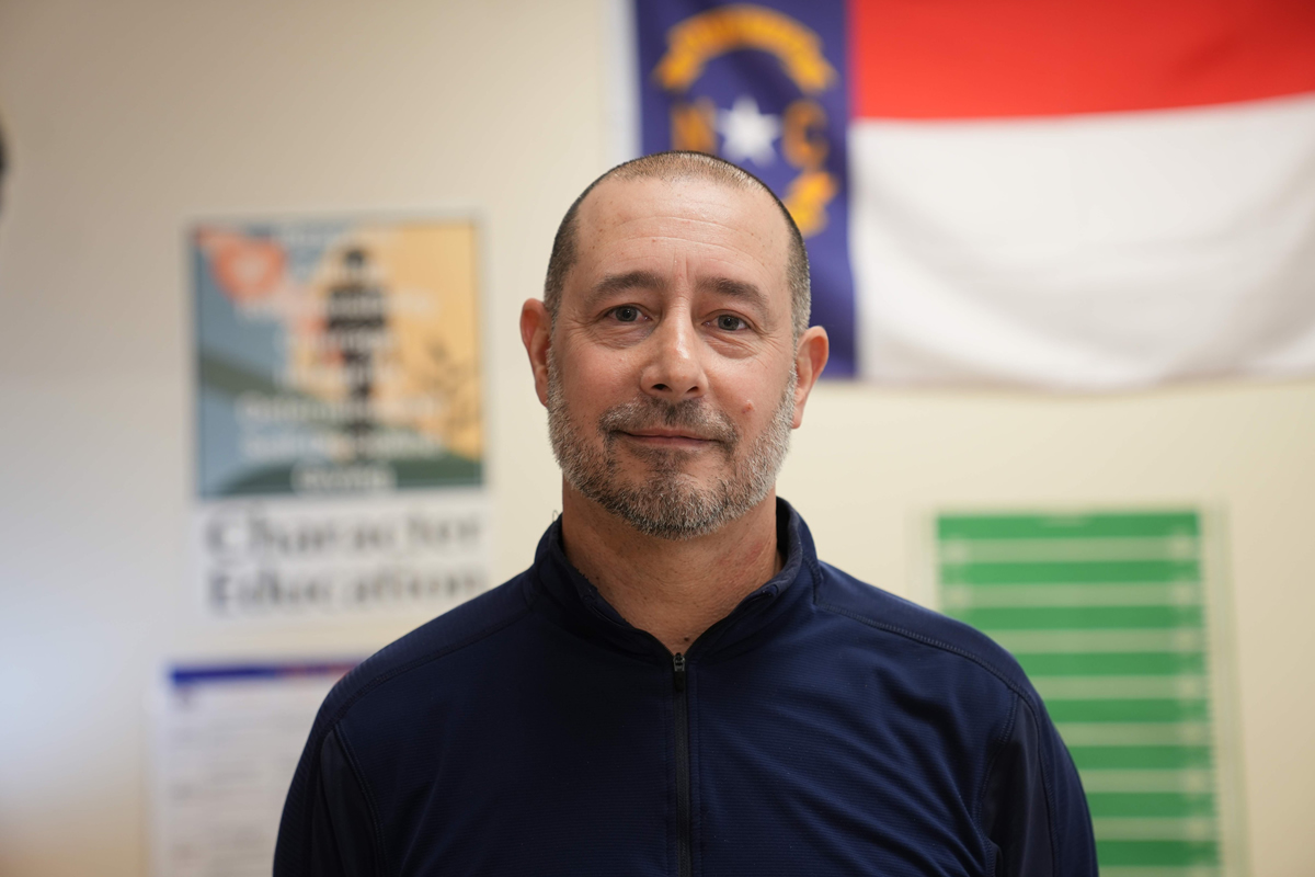 Maestro Latino es nombrado empleado del mes en Guilford - La Noticia